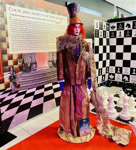 Expoziția „alice în Țara Minunilor O Poveste Reciclată” în Cinci