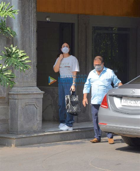 Photos Kareena Kapoor Khan And Karisma Kapoor Spotted At Father Randhir