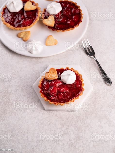 Tartlets 딸기 및 머 랭 쿠키 0명에 대한 스톡 사진 및 기타 이미지 0명 개체 그룹 거품 내기 Istock