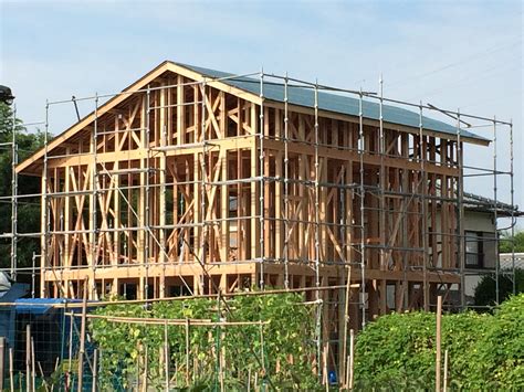 現場で大工さんと打ち合わせ プリズム建築設計室のブログ