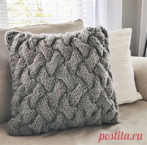 Подушка с узором плетёнка спицами Knittly Art Бесплатные схемы