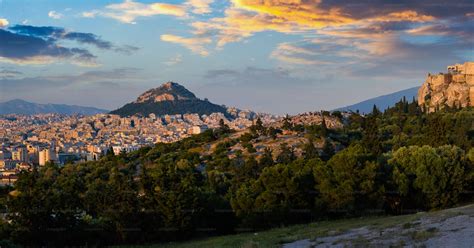 유명한 그리스 관광 랜드 마크의 파노라마 일몰에 Philopappos 언덕에서 본 아테네의 아크로 폴리스에있는 상징적 인 파르테논 신전 아테네 그리스 사진