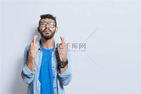 忧心忡忡的人交叉手指许愿关心的人道歉满怀希望的人寻求帮助或道歉迷信的人交叉手指祈求某事高清摄影大图 千库网