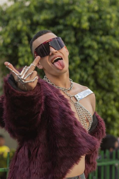 겁내는 남자 만들기 선글라스 수직 쐈어 야외에서 여름 제스처 청각 패션 헤드폰에 관한 무료 스톡 사진