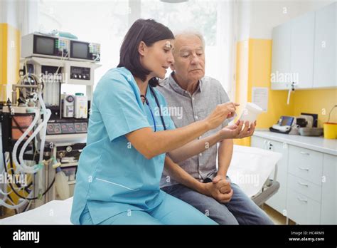 Médico explicando la medicina a su paciente Fotografía de stock Alamy
