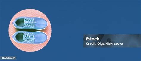 파란색 배경에 스포츠 및 피트니스 장비의 창조적 인 평면 누워 트렌디 한 색상 0명에 대한 스톡 사진 및 기타 이미지 0명 2020년 건강한 생활방식 Istock