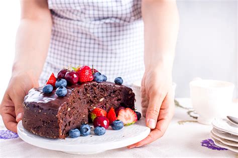 흰색 바탕에 신선한 딸기와 초콜릿 케이크 여자는 그녀의 손에 케이크를 들고 있다 달콤한 디저트입니다 공간 복사 갈색에 대한 스톡 사진 및 기타 이미지 Istock