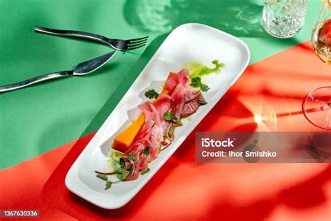 밝은 배경이있는 흰색 접시에 양파와 호박을 곁들인 참치 타타키 일본 요리 선택적 초점 하드 섀도우 0명에 대한 스톡 사진 및 기타 이미지 Istock