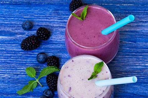 푸른 나무 바탕에 블루베리와 블랙베리 스무디 신선한 딸기와 밀크 쉐이크입니다 재료와의 건강 한 과일 스무디 잘 되 고 체중이