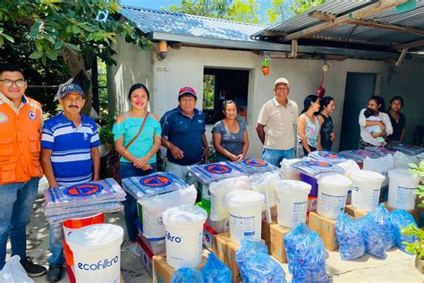 Ayuda humanitaria a las familias afectadas por el deslizamiento de tierra en el Caserío El