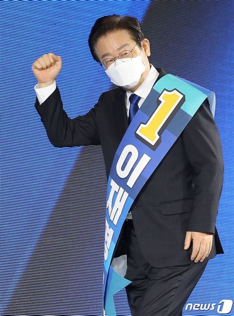 지지자들에게 인사하는 이재명 후보 네이트 뉴스