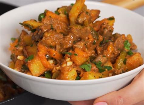 Рецепта за телешка яхния с картофи и краставички в доматен сос