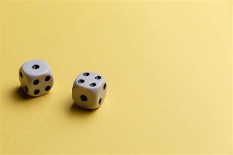 노란색 배경에 흰색 게임 주사위 맨 위 보기 플랫 레이 공간을 복사합니다 기회 개념의 게임 클로즈업 파스텔 색상 위험 요소에