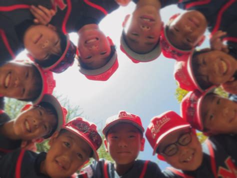 松山中央ボーイズ小学部 今まで怖い顔の監督ミーティングだったけど笑 最後の大会後は「よく頑張りました」と、 もっと頑張れた、沢山頑張った