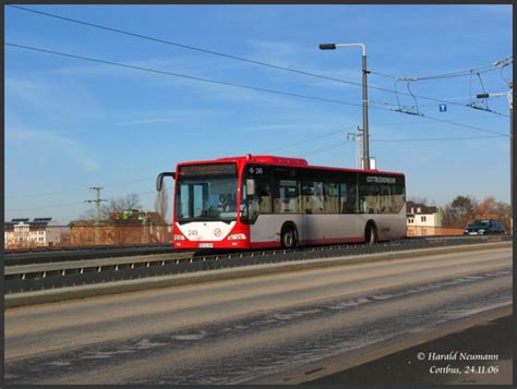 Ein hübscher MB Citaro von Cottbusverkehr überquert Bahnhofsbrücke