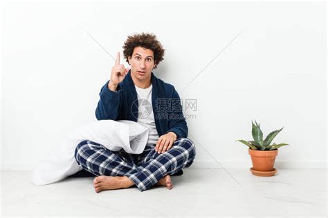 身着睡衣的成熟男人坐在房子地板上有想高清图片下载 正版图片504148480 摄图网