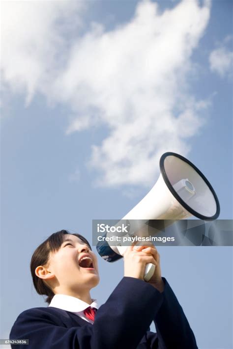 여성 주니어 고 등 학생 스피커에 그들의 목소리를 높이고 공부에 대한 스톡 사진 및 기타 이미지 공부 동아시아 사람들 Istock