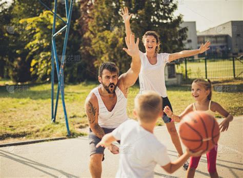 运动家庭篮球运动心型在活动中休闲游戏儿童运动场中年男人户外