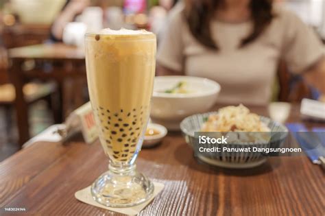 타피오카 볼을 곁들인 진주 밀크티 대만의 유명한 대만 버블티 타이페이의 길거리 음식과 여행 개념 갈색에 대한 스톡 사진 및 기타 이미지 Istock