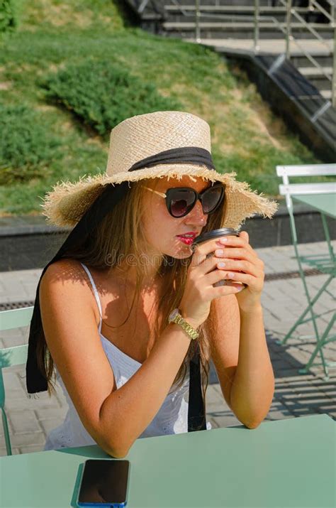 La Belle Femme Bronzée Mince Dans Un Chapeau De Paille Et Un Bain De