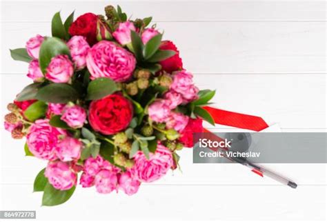 위에서 빈 선물 태그의 흰색 테이블에 분홍색과 빨간 장미의 사랑 스러운 꽃다발 근처에 펜으로 보기 Fragrance Launch에 대한 스톡 사진 및 기타 이미지 Istock