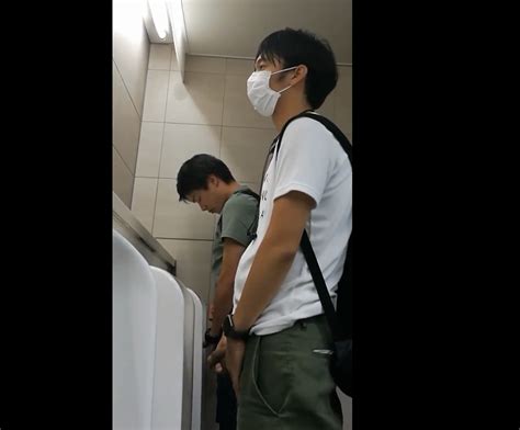 男のトイレ Cute Japanese Guys Spy Toilet
