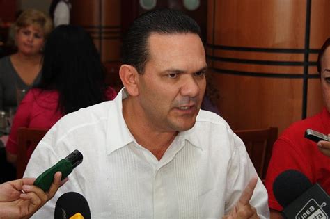 Analizará Sergio Torres Retirar Campaña “al 100 X Culiacán” ‹ La Pared