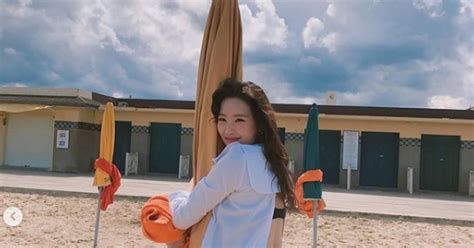 포토 선미 사랑스러운 해변의 여인