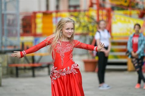 Una Niña Linda En Un Traje Rojo Está Bailando En La Calle Muchacha En