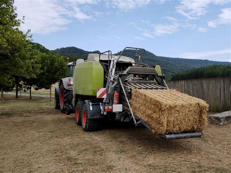 Un Recolector Que Extrae Heno De Los Campos Y Lo Convierte En Briquetas