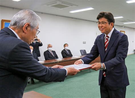 佐世保市長選の当選証書を受け取る宮島大典氏（右） 佐世保市長選初当選の宮島氏「市民の安心安全を」 当選証書受け取る 写真・画像11