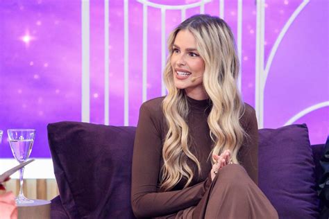 Yasmin Brunet Chama Aten O Na Praia Ofuxico