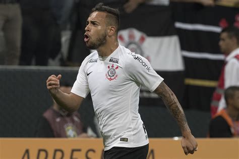 Maycon sofre lesão no joelho e pode não jogar mais pelo Corinthians em