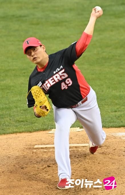 포토 Kia 선발 김유신 승리 향한 역투