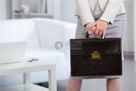 拿着公文包的女实业家特写镜头高清图片下载 正版图片502952034 摄图网
