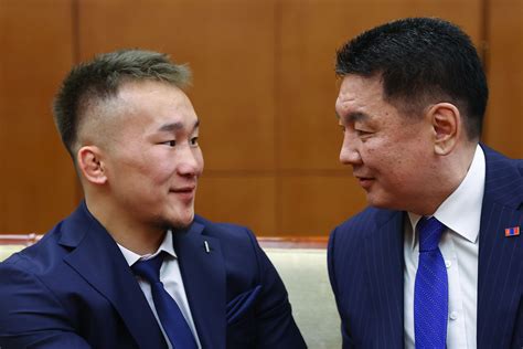 Ерөнхийлөгч У Хүрэлсүх гавьяат тамирчин Э Цэндбаатар нарт баяр хүргэв