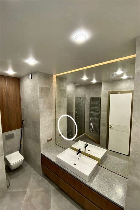 Большое зеркало с подсветкой в интерьере ванной комнаты Современные зеркала Зеркало в ванной