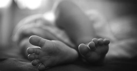 Essonne un bébé meurt des suites de blessures sa nourrice écrouée