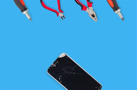 검은 서비스에서 파란색 테이블에 다른 도구 근처 깨진 화면과 본체와 스마트 폰을 추락 했다 평면도 수리 개념입니다 복사 공간 가지치기 가위에 대한 스톡 사진 및 기타 이미지