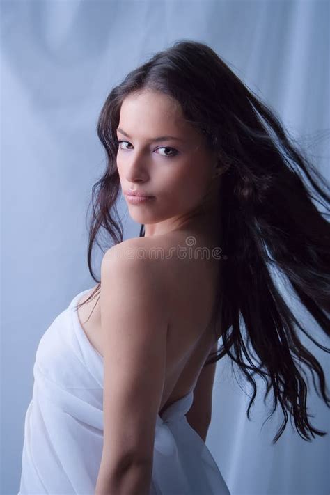 Junge Reizvolle Frau Stockfoto Bild Von Sch Nheit Dunkel