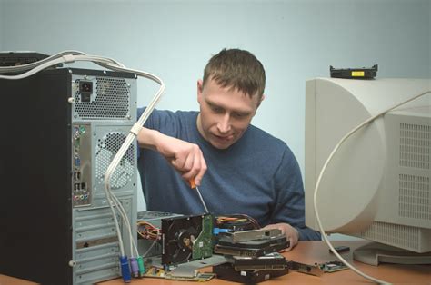 컴퓨터 수리 공입니다 It 지원입니다 컴퓨터 기술자 엔지니어 남자입니다 지원 서비스 개념입니다 시스템 관리자입니다 It 지원에 대한 스톡 사진 및 기타 이미지 Istock