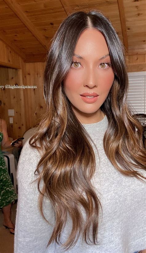 Olivia Munn Loose Curls Hair Style Penteados Maquiagem Looks