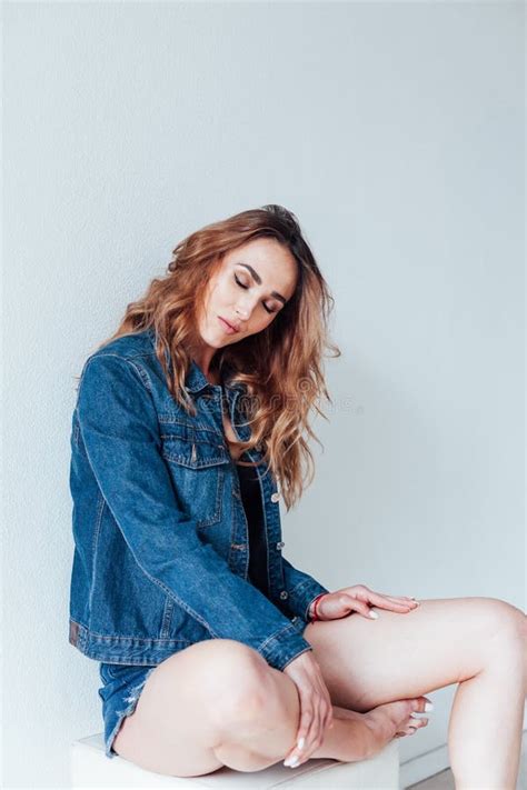 Portret Pięknej Modnej Kobiety W Bieliznie I Denisie Obraz Stock