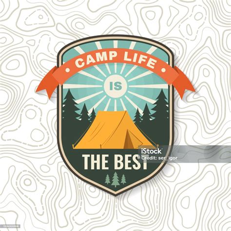 캠프 생활이 최고입니다 패치 또는 스티커 셔츠 또는 로고 인쇄 스탬프 또는 티셔츠에 대한 벡터 일러스트 개념 캠퍼 텐트와 포레스트 실루엣빈티지 타이포그래피 디자인 캠핑 견적