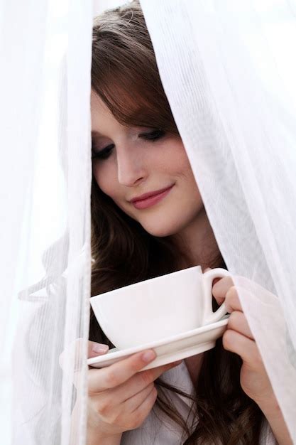 Belle Femme Avec Une Tasse De Café Chaud Photo Gratuite