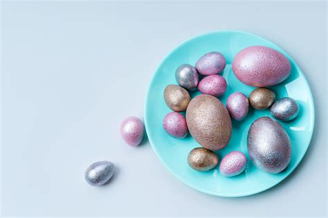 블루 민트 플레이트 파스텔 배경에 분홍색 은색 황금 색의 색칠 된 진주 닭고기와 메추라기 계란 2020년에 대한 스톡 사진 및