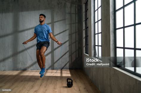 실내에서 점프 로프를 사용하여 젊은 아프리카 계 미국인 스포츠맨 운동 훈련 개념 남자에 대한 스톡 사진 및 기타 이미지 남자 점프 체육관 Istock