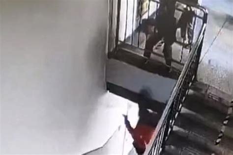 “豆腐渣”栏杆断裂 青海10岁男生校园坠楼 ＊ 阿波罗新闻网