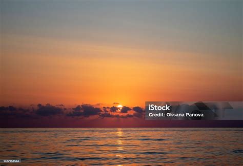 이른 아침의 바다 풍경 바다 위의 일출 파도의 표면에 자연 풍경 마법 해변의 일출과 바다의 파도 0명에 대한 스톡 사진 및 기타