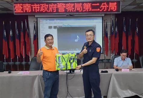 強化員警執勤安全揪甘心 大埔福德祠贈南警反光背心